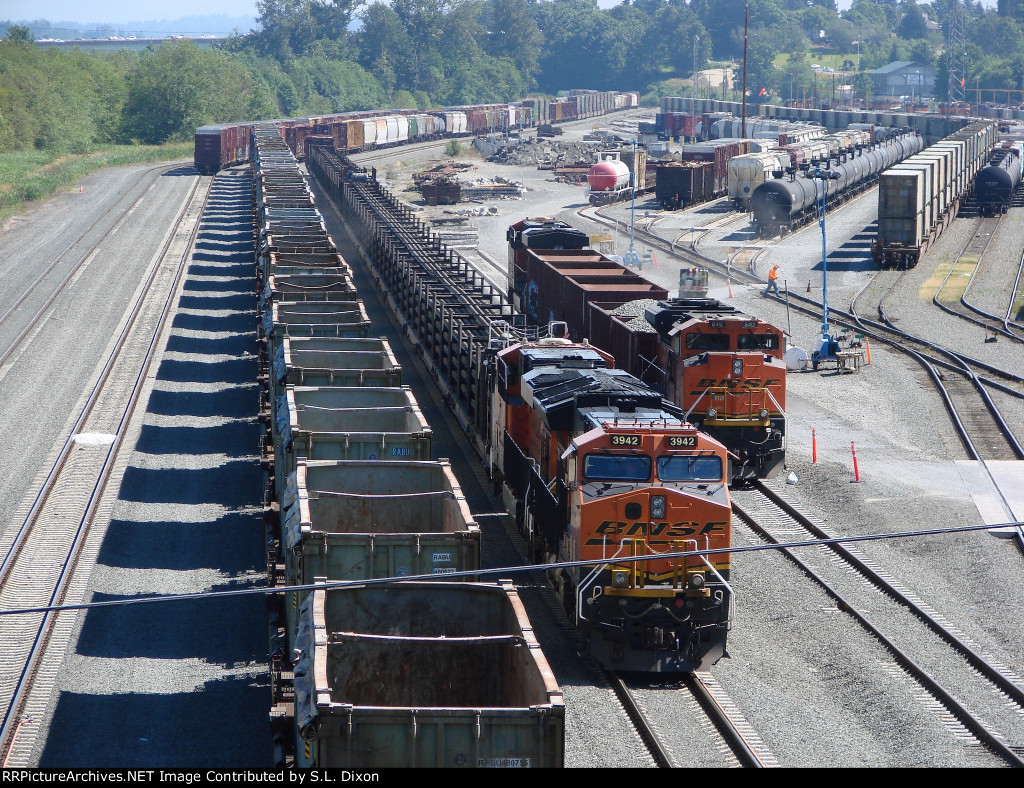 BNSF 3942 Ribbon Rail train